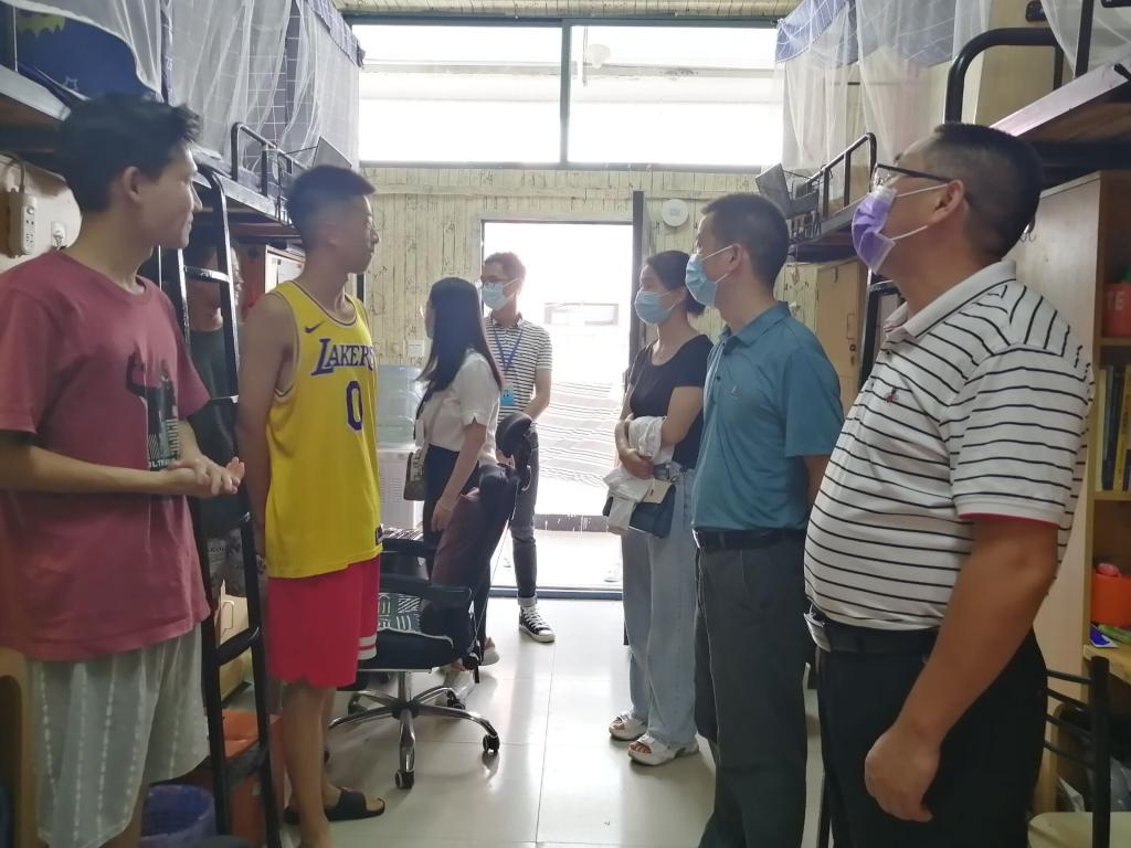 李景文书记一行深入学生宿舍了解学生思想生活状况-测绘地理信息学院(新)